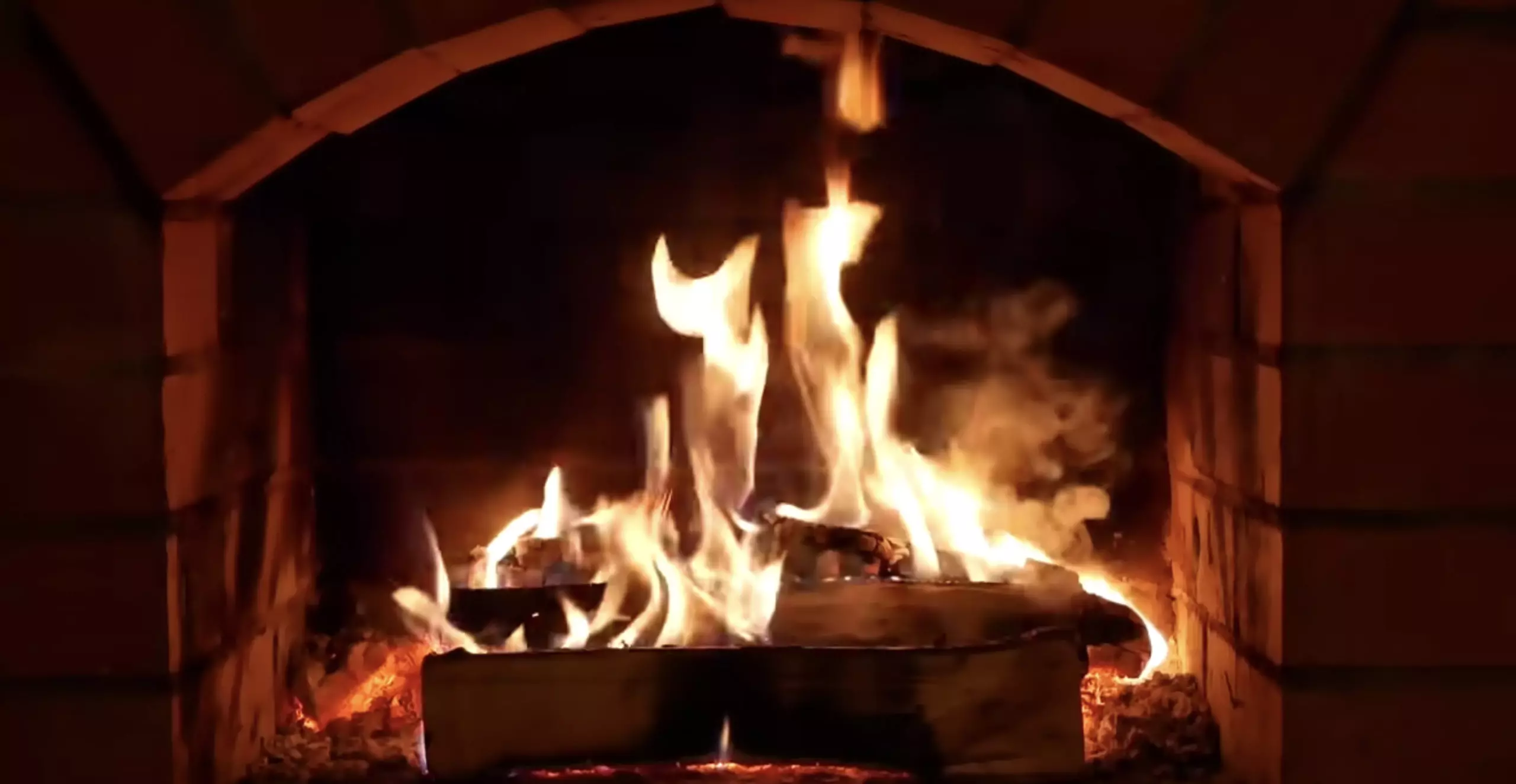Ito na ang Panahon para Makipag-snuggle Sa Ilang Mga Kumakaluskos na May Temang Fireplace