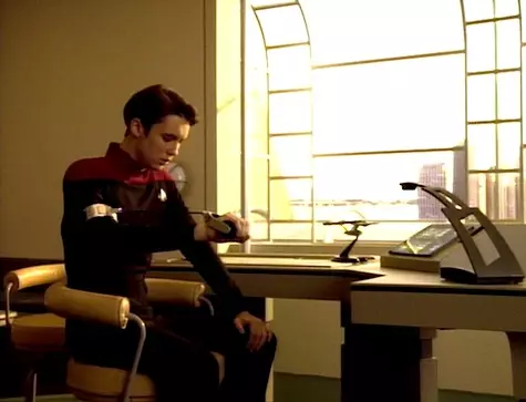Star Trek: Келесі ұрпақтың қайта қарауы: «Бірінші міндет»