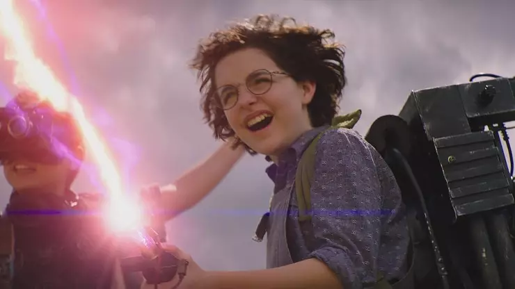 Phoebe (McKenna Grace) yn Ghostbusters: Afterlife