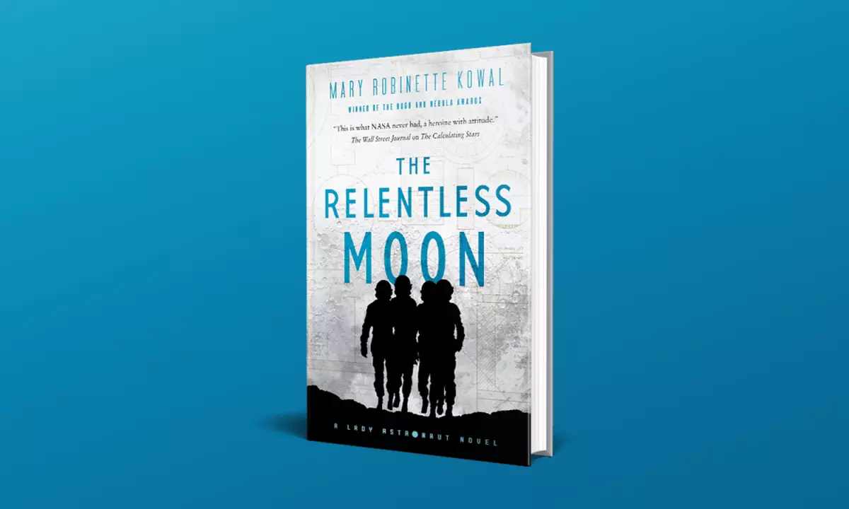 Lês in úttreksel út The Relentless Moon, in nije froulike astronautroman fan Mary Robinette Kowal