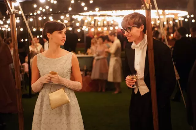 Stephen Hawking Biopic Ny Teôlôjian'ny zava-drehetra dia fahafinaretana tsy misy tsiny