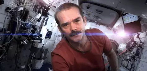 Iteka rya Kanada ryemera icyogajuru Chris Hadfield hamwe numwanditsi wa Fantasy Guy Gavriel Kay