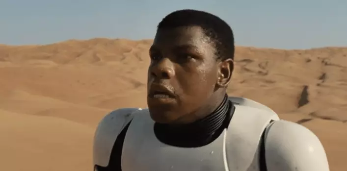 Ar Johnas Boyega yra „Stormtrooper“, kaip sklando gandai, ar tiesiog užmaskuotas?