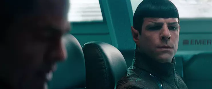 Star Trek Анхны цувралыг дахин үзэх: Харанхуйд оддын аялал 7315_15