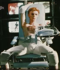 Invento estas la Patrino de Ruino: The Man Who Fell to Earth 77066_1