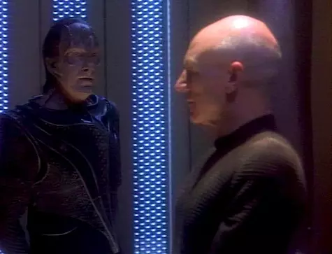 Star Trek: The Next Generation Rewatch: „Lanțul de comandă, partea I” 7925_11