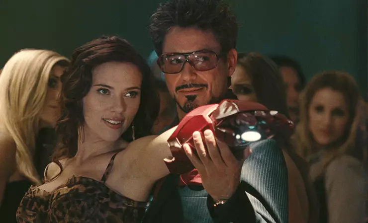 Iron Man 2 očividne prešiel mnohými „súbojmi pri písaní“, pričom žiadne z nich sa, žiaľ, netýkalo Justina Hammera
