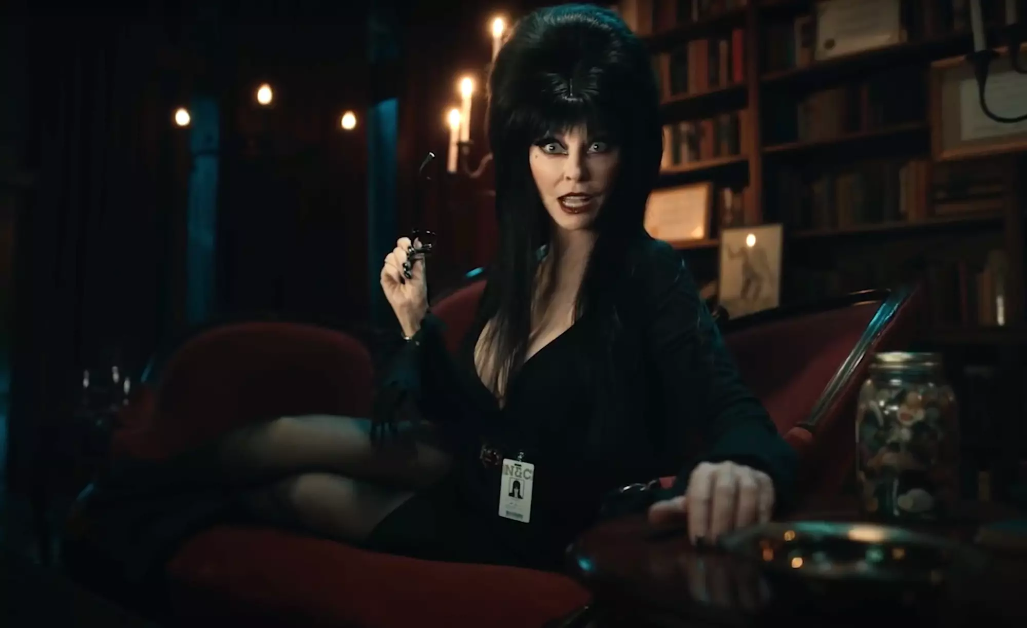 Robo Zombie filme „The Munsters“ Elvira bus apsirengusi pasteliniais langais