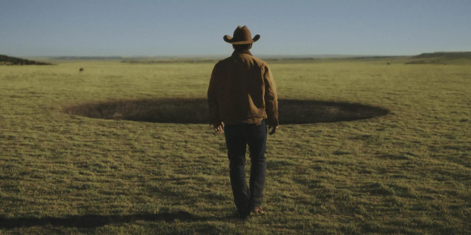 Podívejte se na Josh Brolin Cowboy It Up v tomto strašidelném přívěsu Outer Range