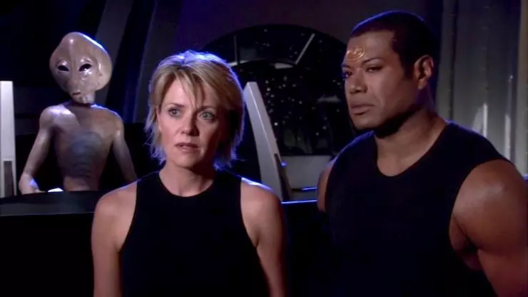 Bwat Kontra a Syfy a, ki soti nan de ekriven Stargate, te kòmanse pote jete abò