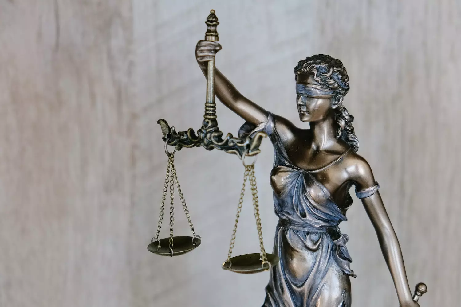 חמישה סיפורי SFF על עורכי דין והמשפט