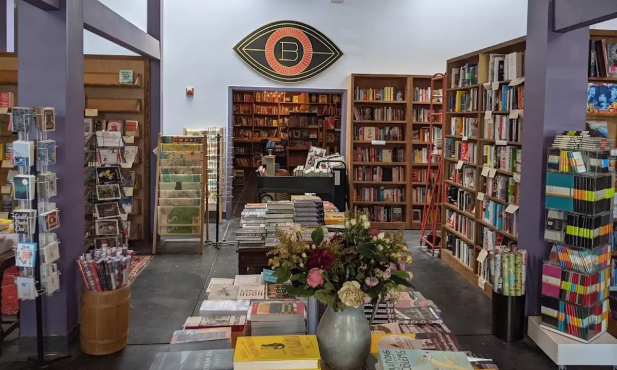 För att överleva ett år av Covid var indiebokhandlare tvungna att tänka om vad det innebär att vara en bokhandel