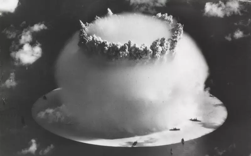 परमाणु ब्लैकमेल के खतरे के इर्द-गिर्द बनी पांच कहानियां