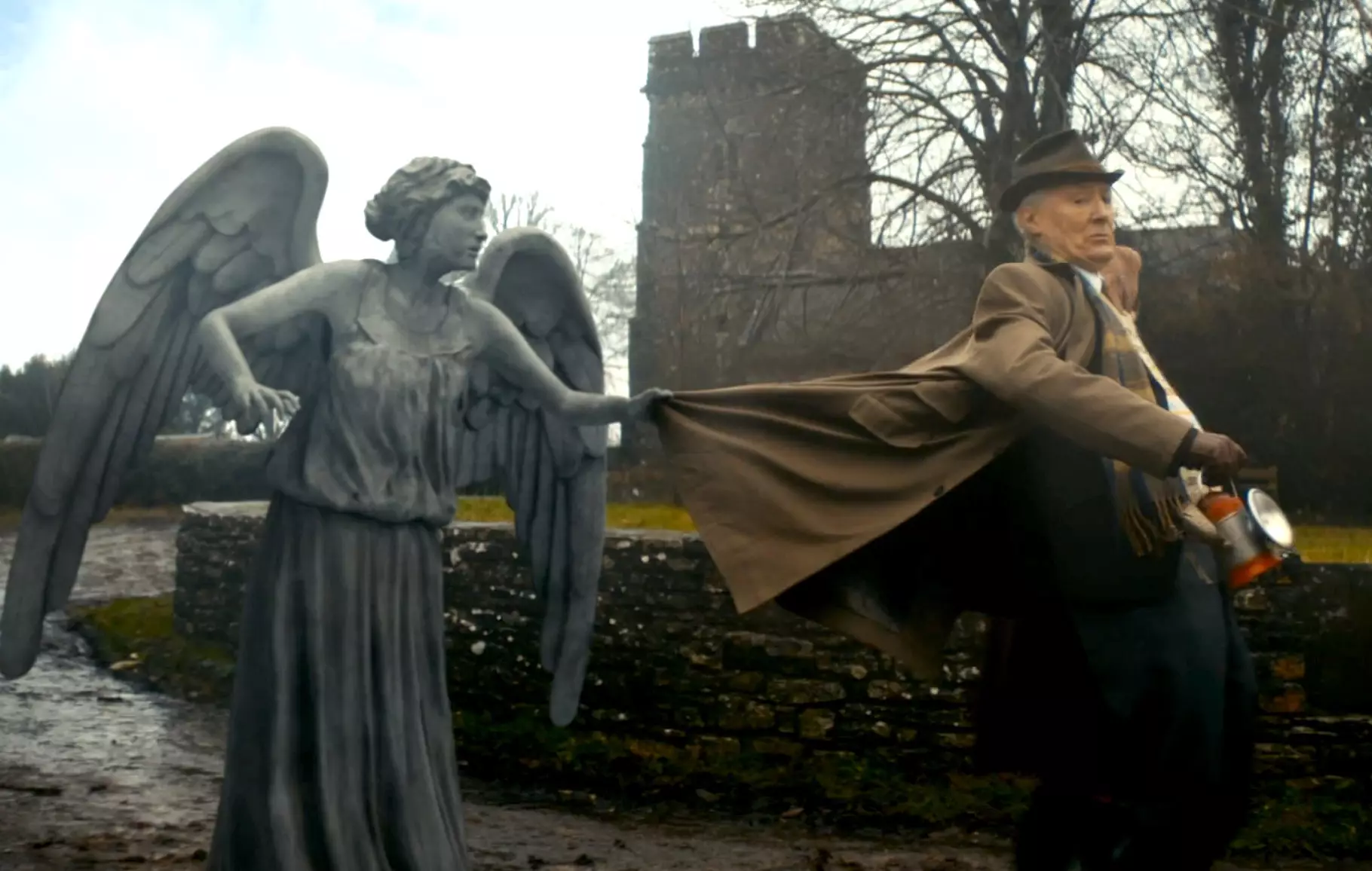Doctor Who macht einen Abstecher ins „Dorf der Engel“ 9882_4