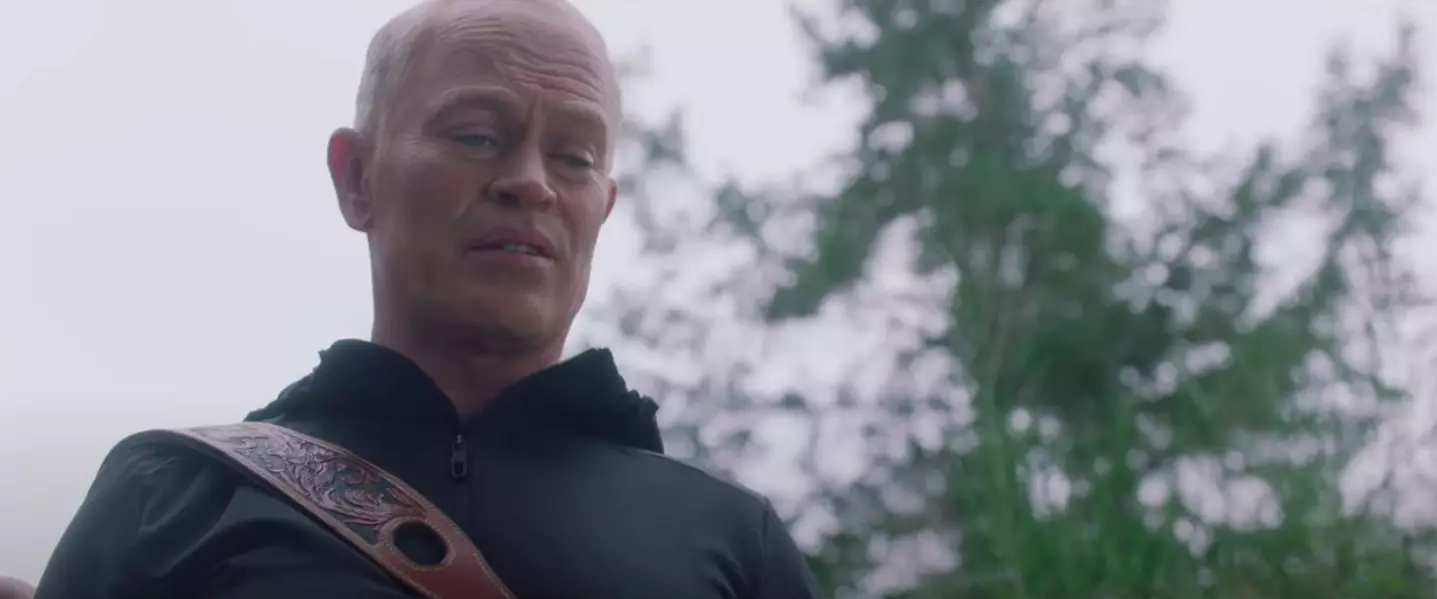 Vũ trụ dường như không thể giết chết Bruce Willis trong đoạn giới thiệu cho Apex